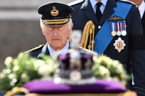 El rey Carlos III de Gran Bretaña camina detrás del ataúd de la reina ... El rey Carlos III de Gran Bretaña camina detrás del ataúd de la reina ...