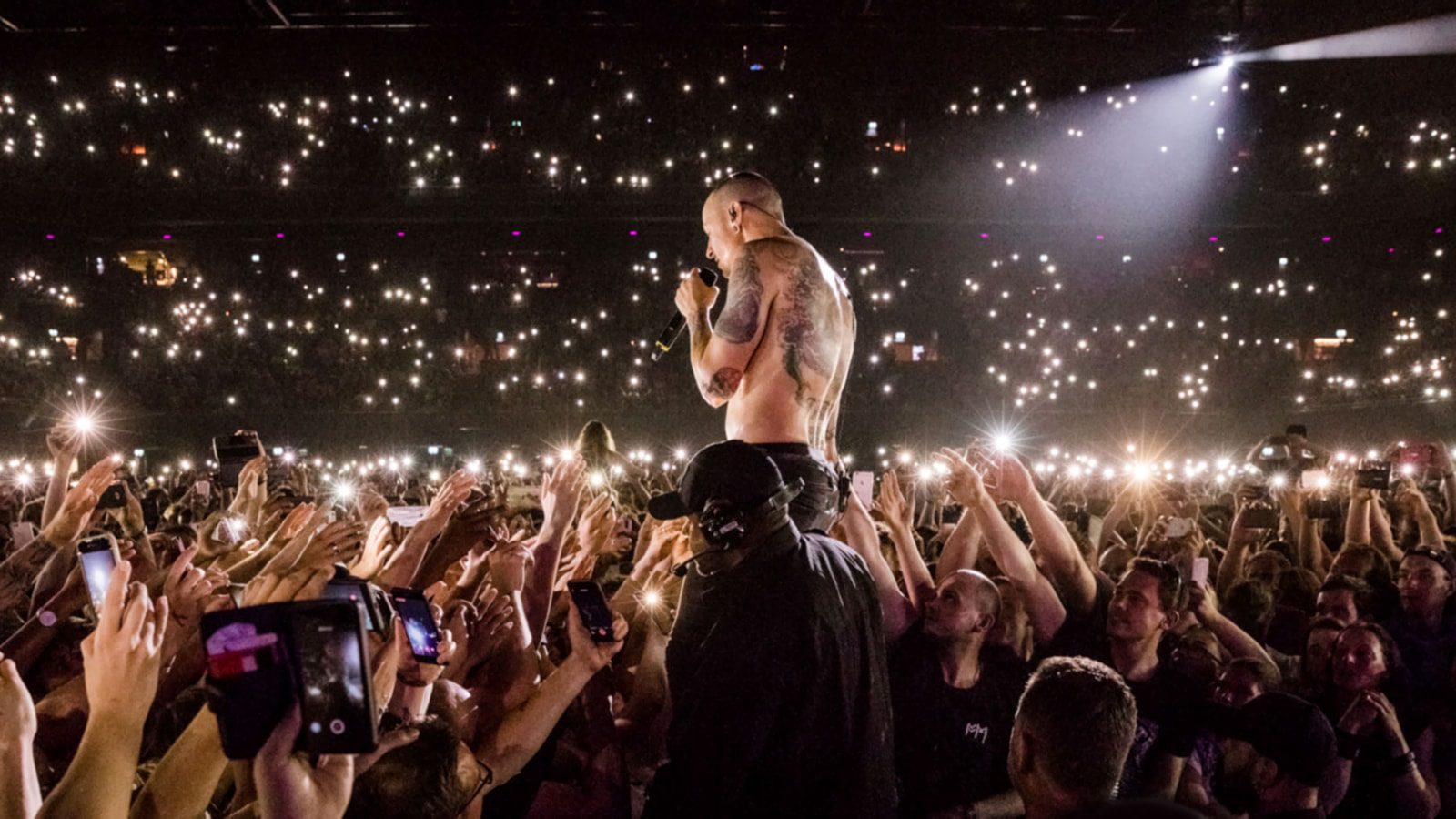 Fans de Chester Bennington rinden homenaje en su cumpleaños