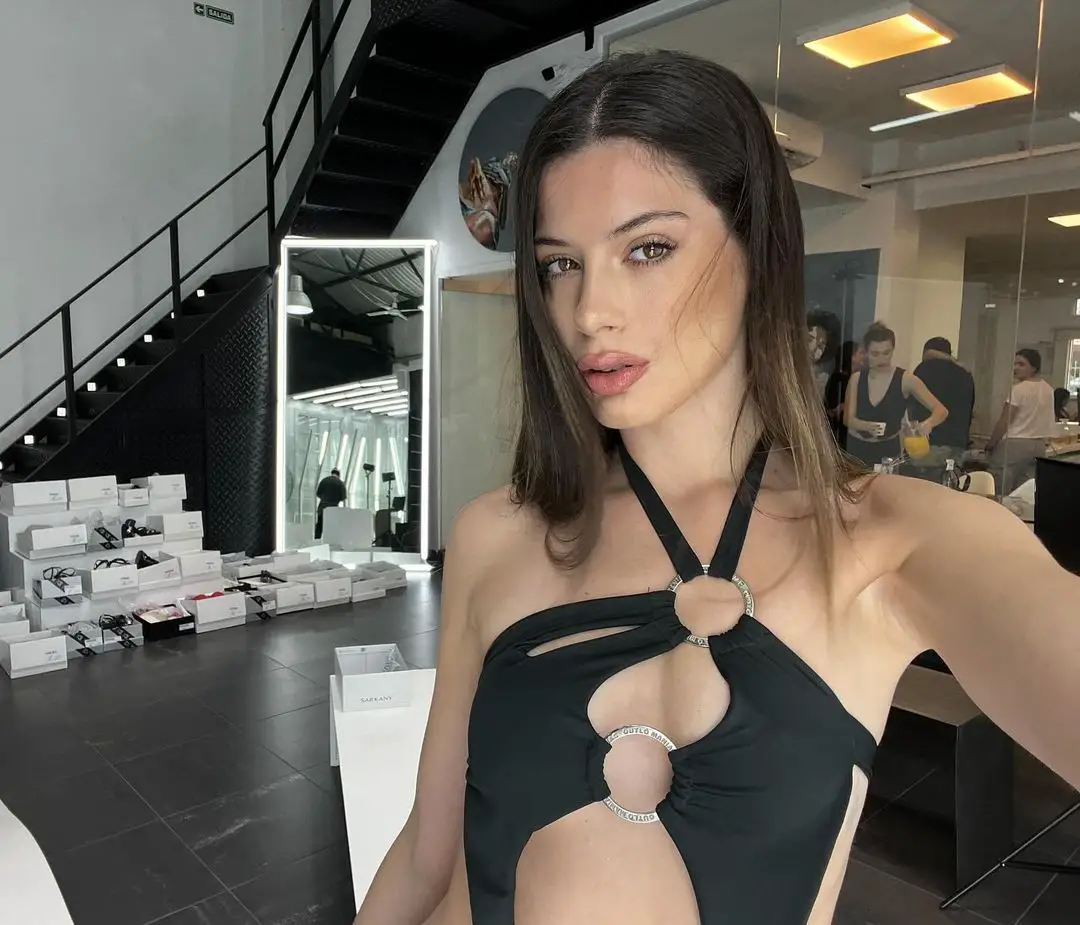 Pampita en lingerie negra - Elegancia y sensualidad en su máxima expresión - ColorMusic