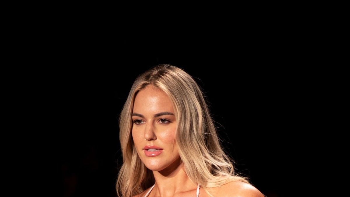 Marissa Dubois deslumbra en la pasarela de Oh Polly con traje de baño blanco - ColorMusic