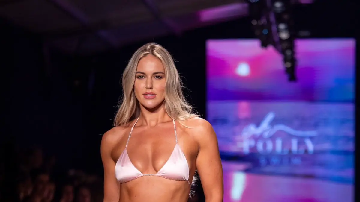 Marissa Dubois deslumbra en pasarela con traje de baño rosa - ColorMusic