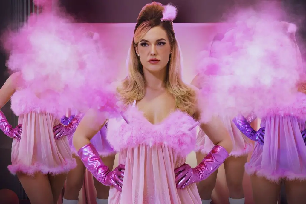 Marissa Dubois, modelo curvy, deslumbrante en sesión fotográfica temática rosa - ColorMusic