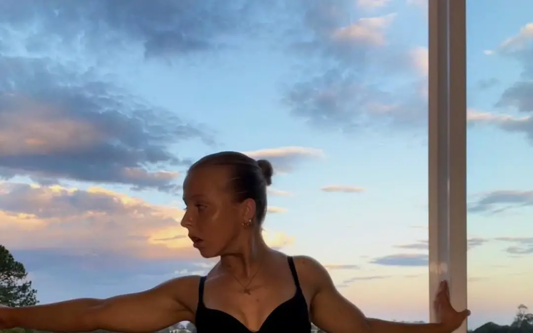 Sarah, modelo de OnlyFans en conexión con la naturaleza - ColorMusic