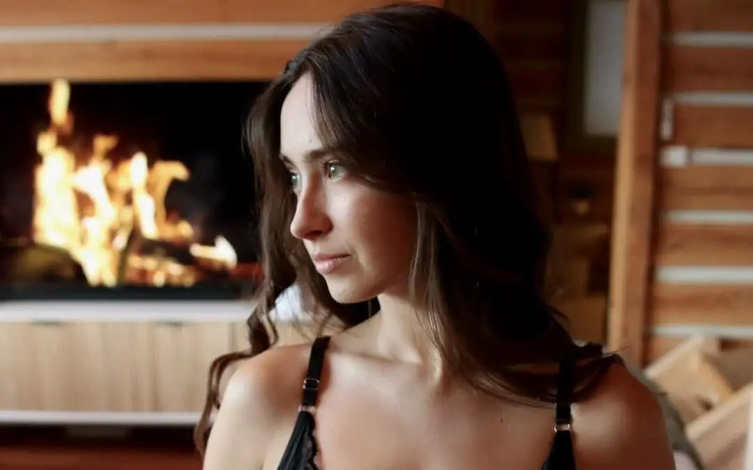 Cece Rose en Lencería Negra frente a una Chimenea - ColorMusic