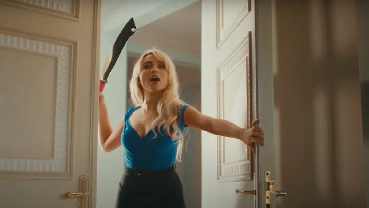 Sabrina Carpenter y Jenna Ortega besándose en el video "Taste" - ColorMusic