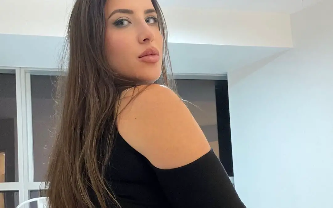 Astrid Berg con conjunto oscuro posando junto a una ventana - ColorMusic