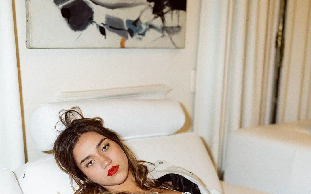 Mikaela Fuente relajada en un sofá con un look casual - ColorMusic