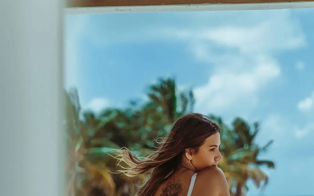 Mikaela Fuente en bikini blanco con un paisaje tropical - ColorMusic