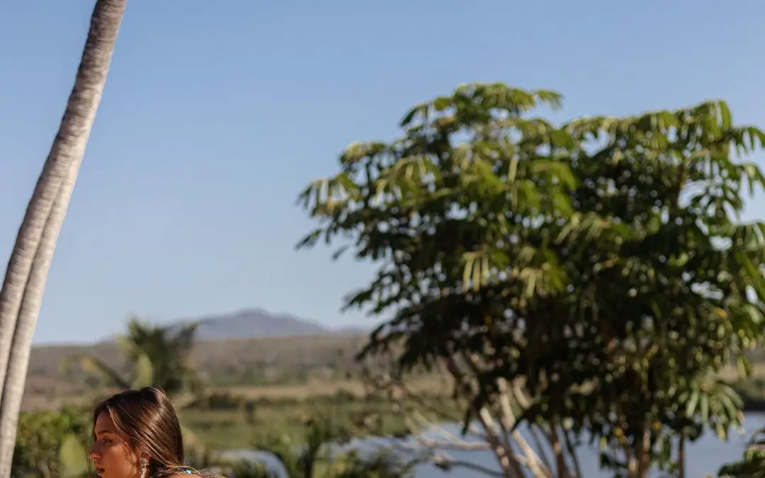Mikaela Fuente en bikini verde en una pose atlética - ColorMusic