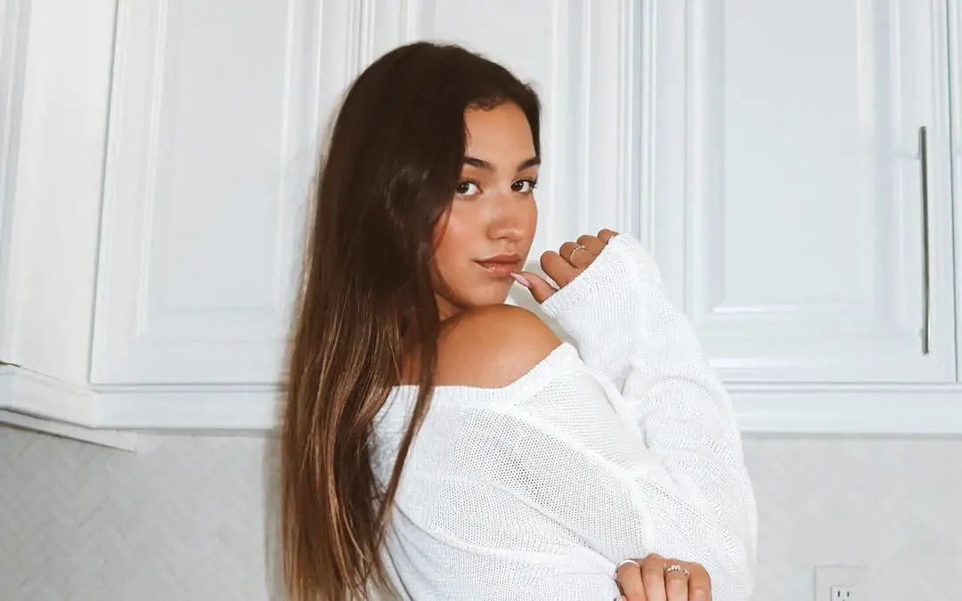 Mikaela Fuente en ropa interior blanca con un look coqueto - ColorMusic