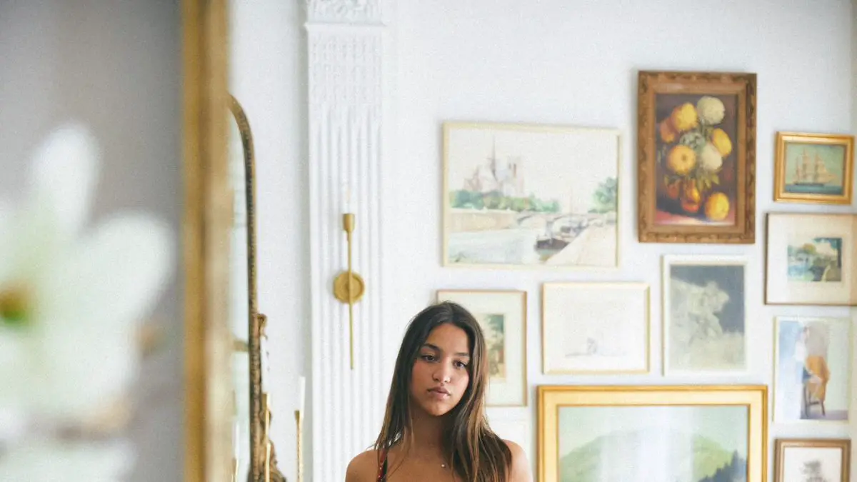 Mikaela Fuente en body negro con botas largas - ColorMusic