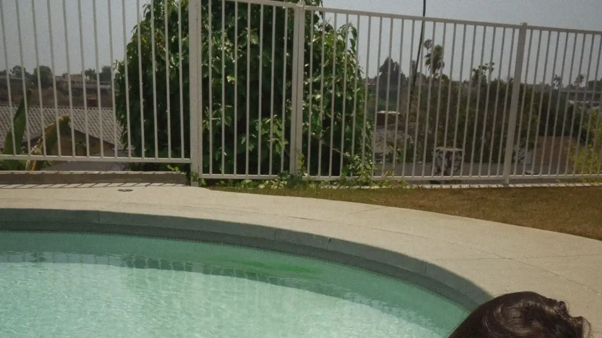 Mikaela Fuente en bikini amarillo descansando en la piscina - ColorMusic