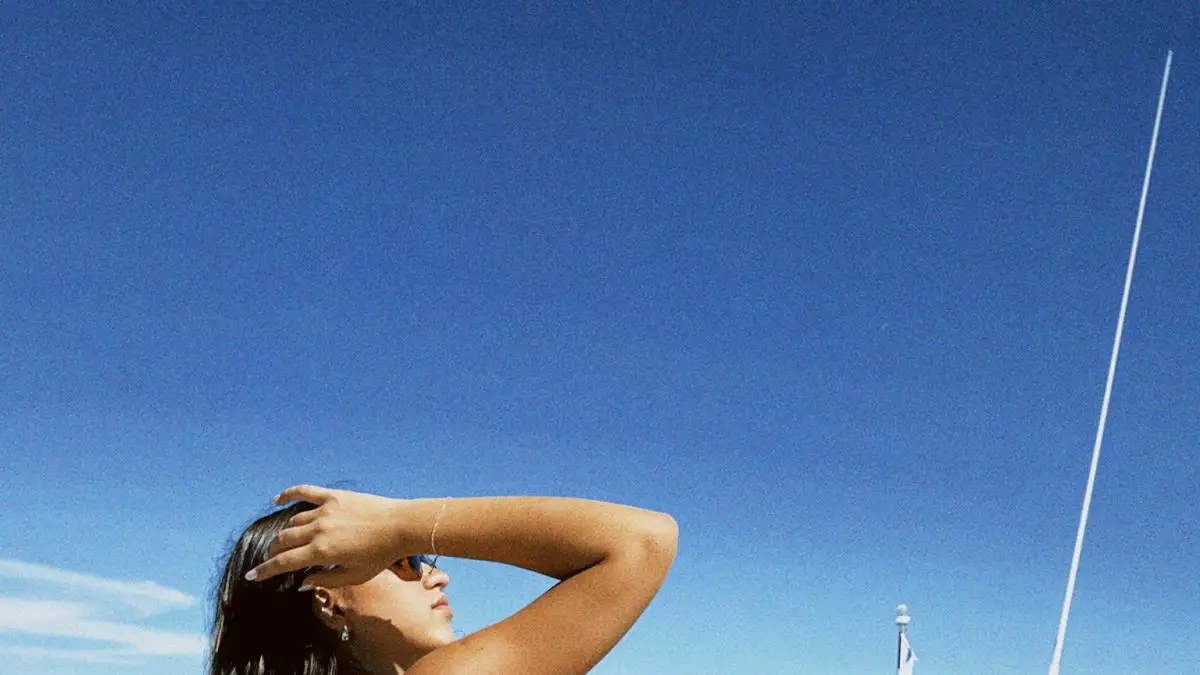 Mikaela Fuente posando en un yate con bikini blanco - ColorMusic