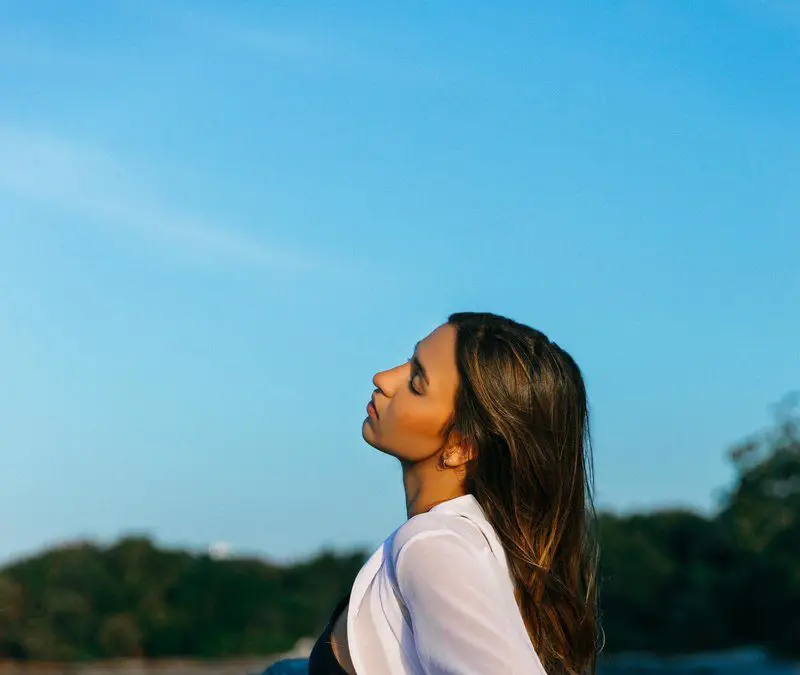 Mikaela Fuente posando en la playa al atardecer - ColorMusic