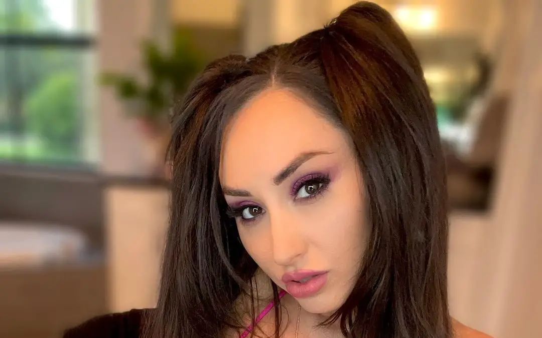 Reya Sunshine en Bikini Rosa con Fondo Rosa - ColorMusic