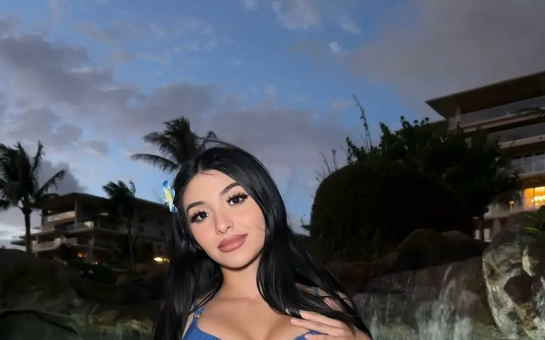 Heluvayelen disfrutando en bikini azul en la piscina - ColorMusic