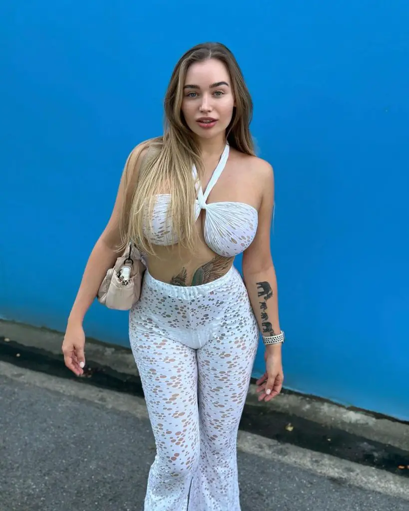 Alice Redlips en un atuendo elegante de encaje blanco - ColorMusic