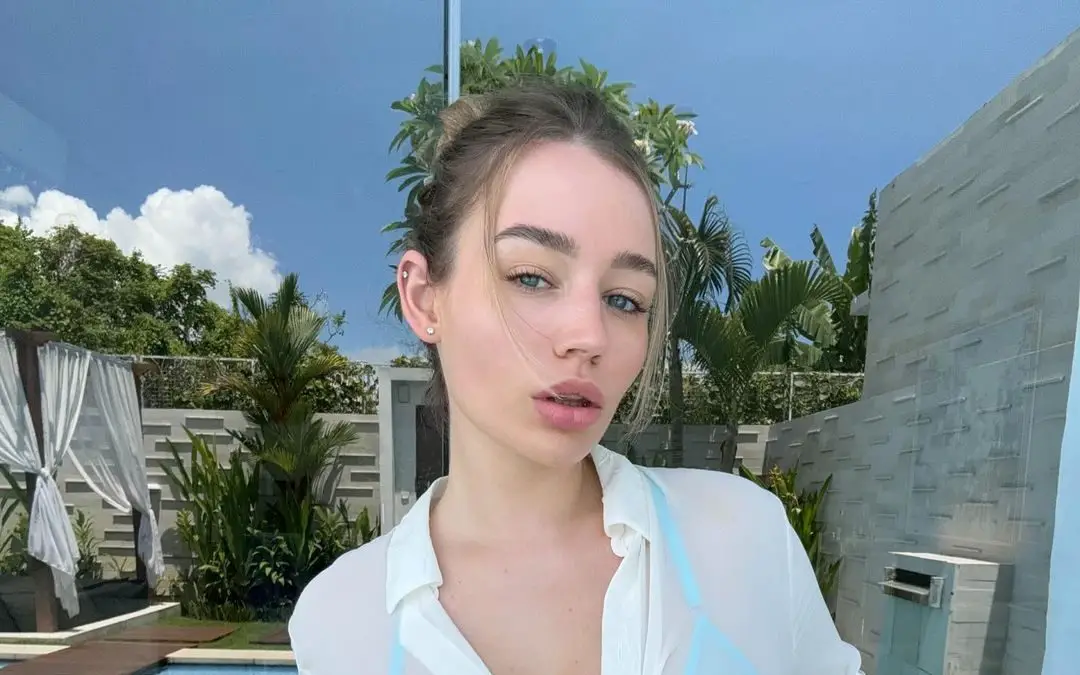 Alice Redlips en una camisa blanca abierta - ColorMusic