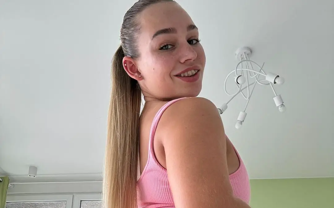 Alice Redlips en atuendo de encaje negro - ColorMusic