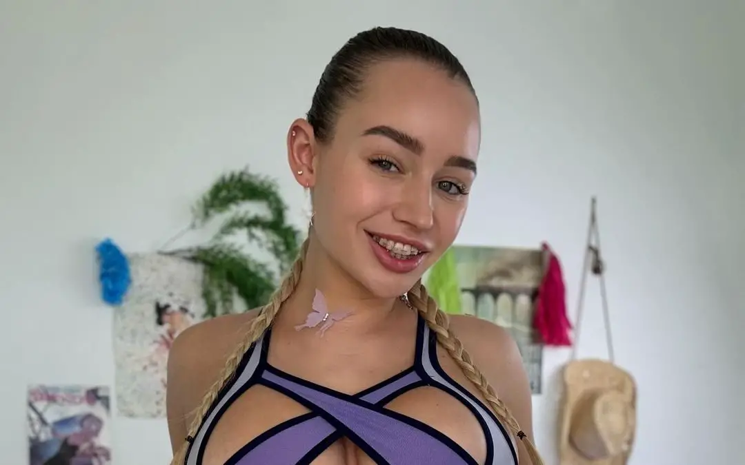 Alice Redlips en top morado y falda verde - ColorMusic