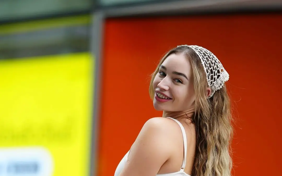 Alice Redlips en conjunto deportivo blanco - ColorMusic