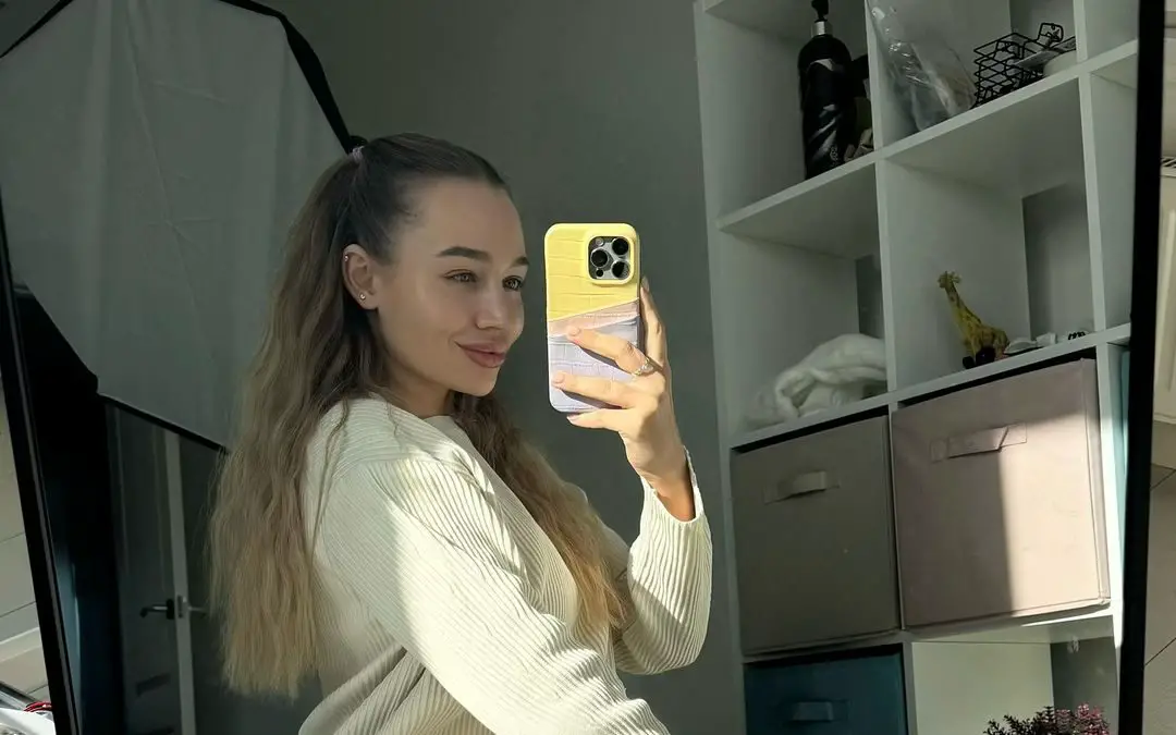 Alice Redlips en botas blancas - ColorMusic