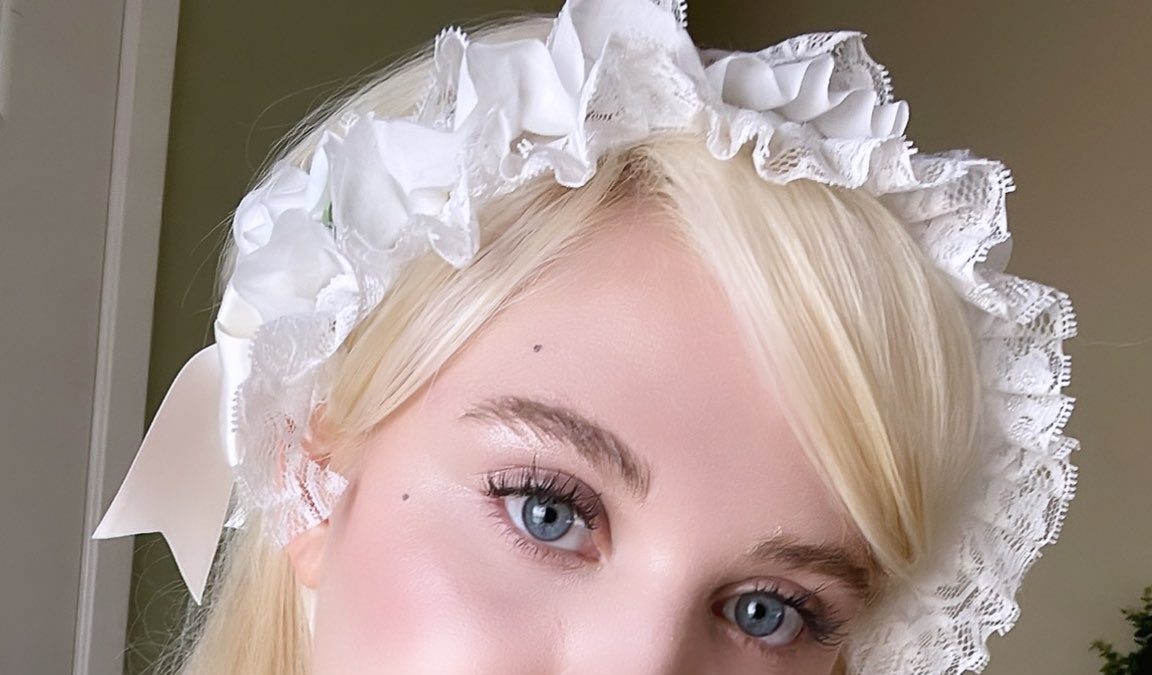 Alida Simone con diadema y look romántico - ColorMusic