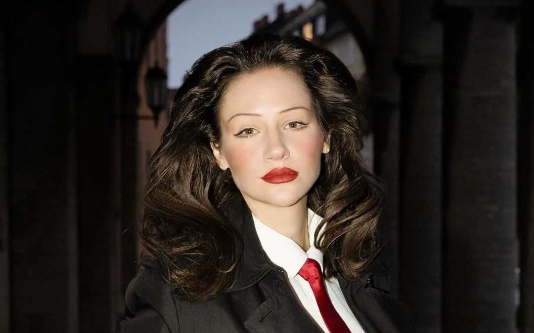 Alina Lewis en traje de negocios - ColorMusic