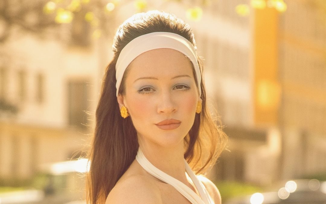 Alina Lewis con vestido blanco y diadema - ColorMusic