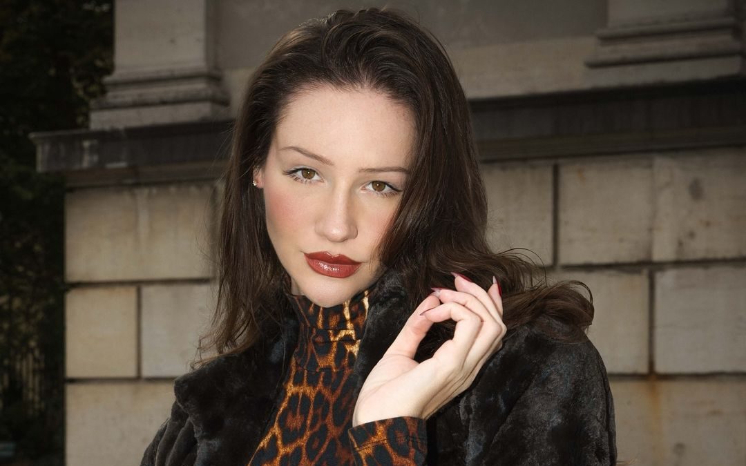Alina Lewis en abrigo de leopardo - ColorMusic