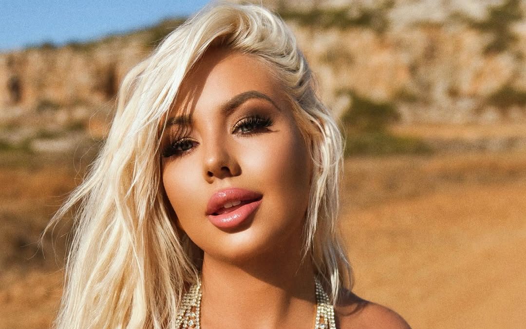 Amanda Breden en look brillante de pedrería - ColorMusic