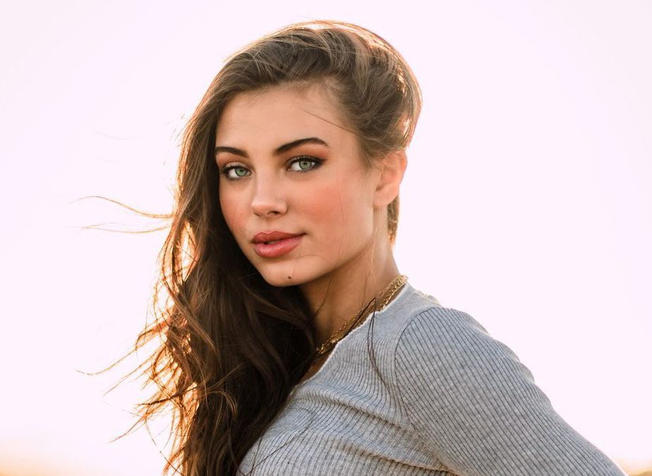 Caitlin Carmichael deslumbrante en atardecer con look casual - ColorMusic