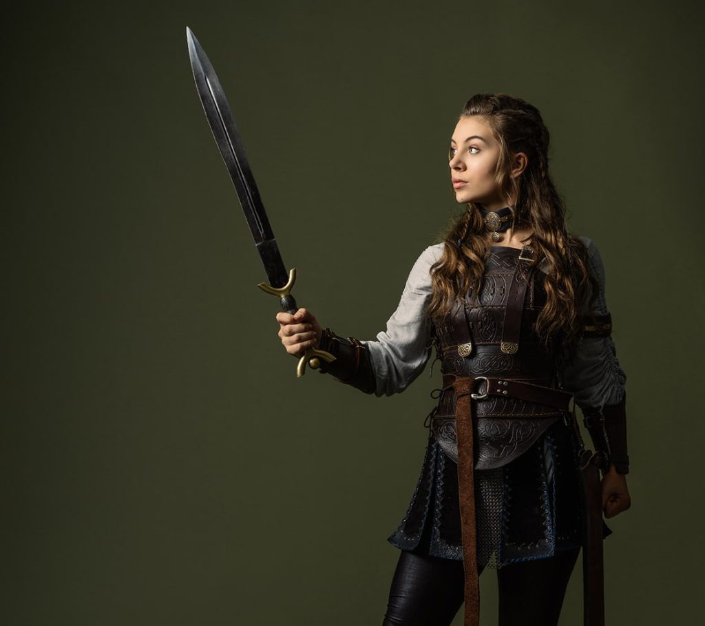 Caitlin Carmichael en look medieval con espada - ColorMusic