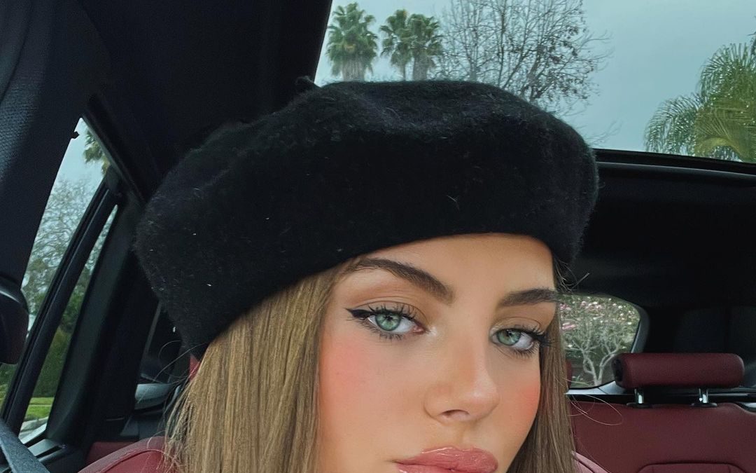 Caitlin Carmichael con gorro estilo parisino - ColorMusic