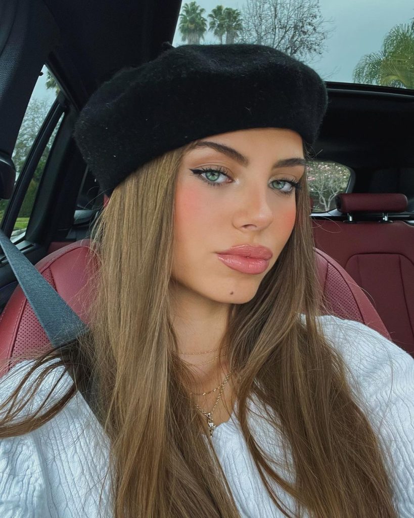 Caitlin Carmichael con gorro estilo parisino - ColorMusic