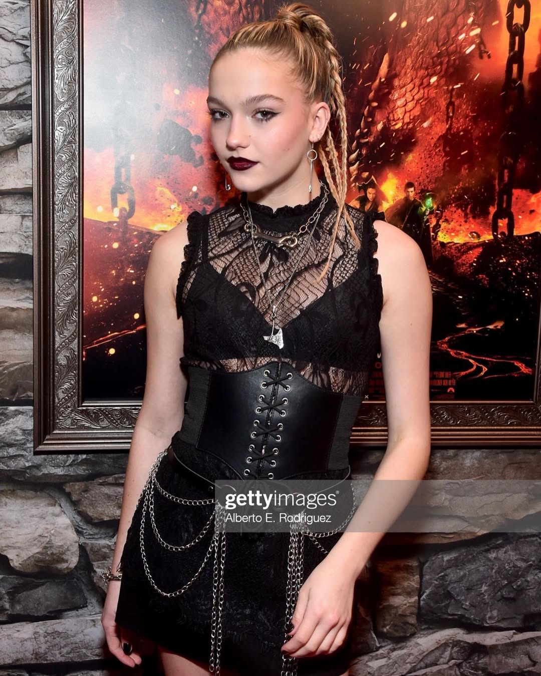 Jayden Bartels con look teatral y abanico - ColorMusic