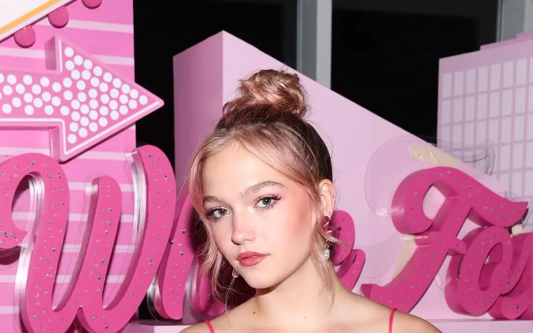 Jayden Bartels en evento con look rosa brillante - ColorMusic