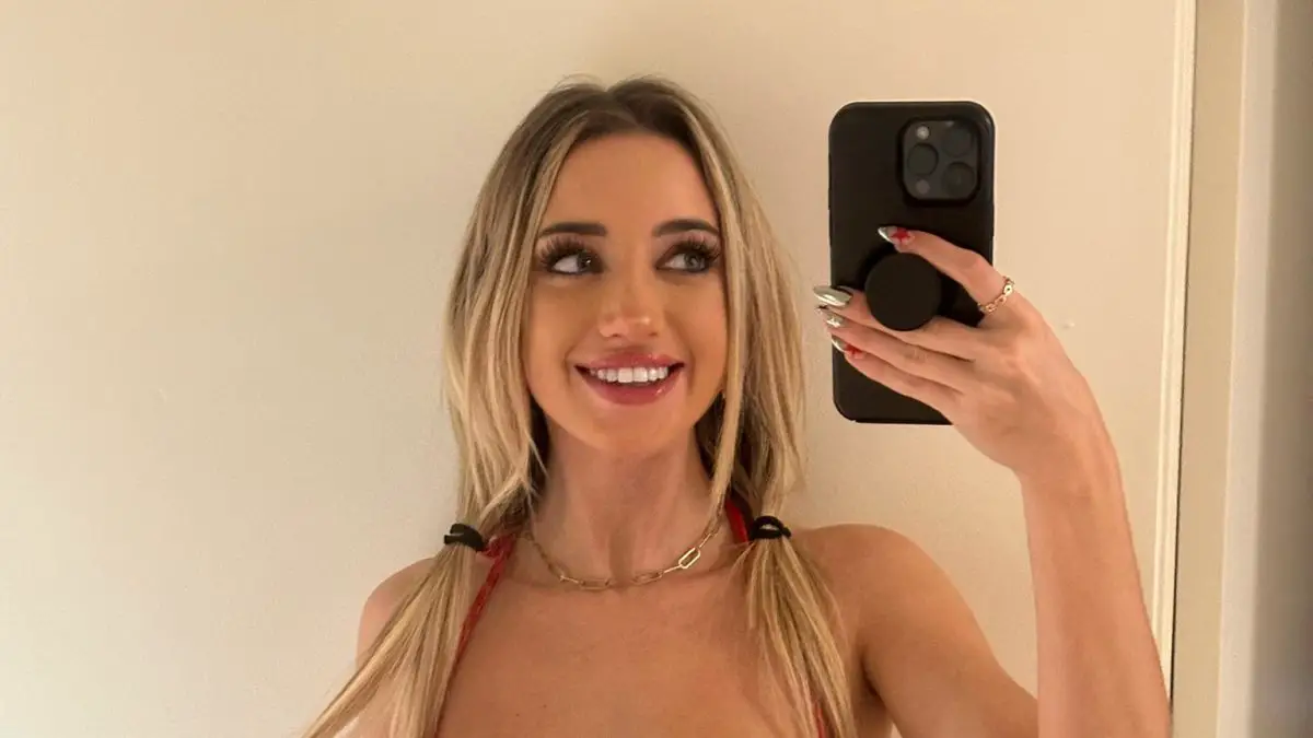 Ashley Carter en lencería roja con medias - ColorMusic