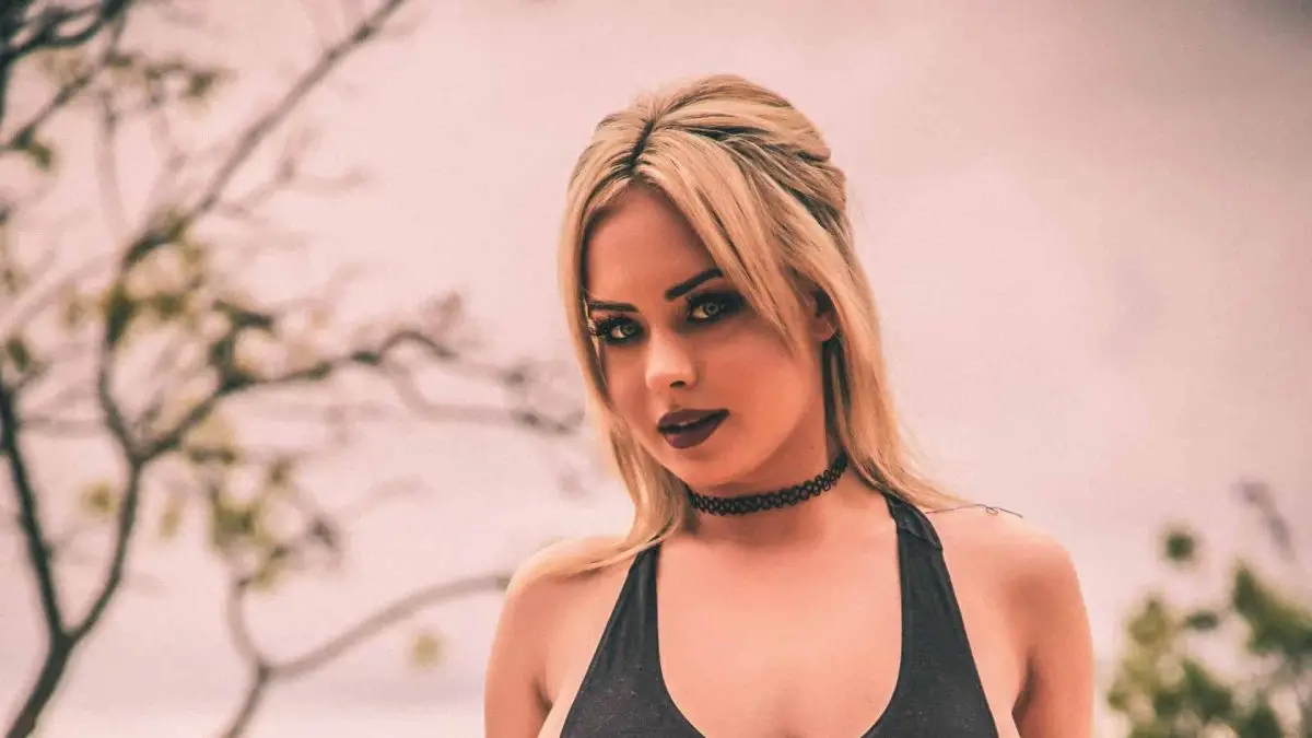 Sarah Harris con bañador negro en la piscina - ColorMusic