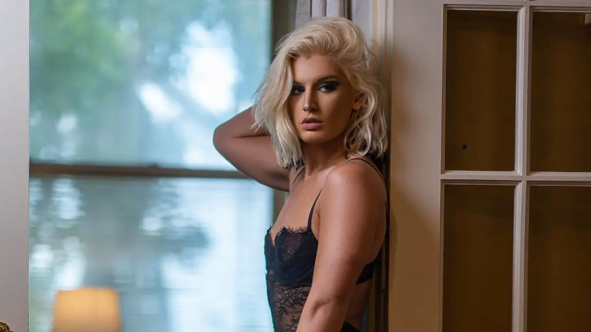 Toni Storm en lencería negra junto a una ventana - ColorMusic