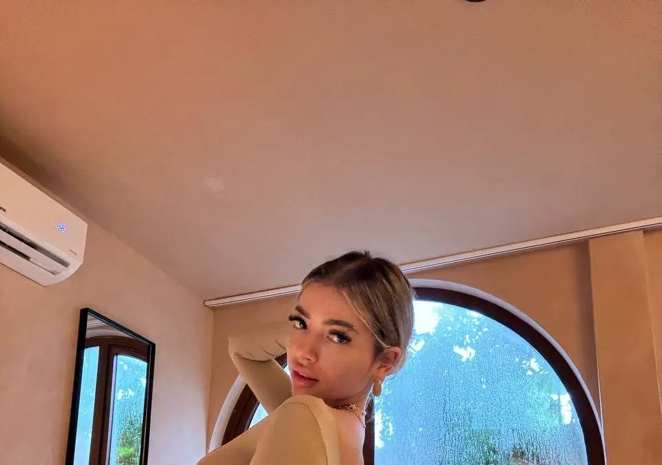 Gatita Veve con vestido ajustado color beige - ColorMusic