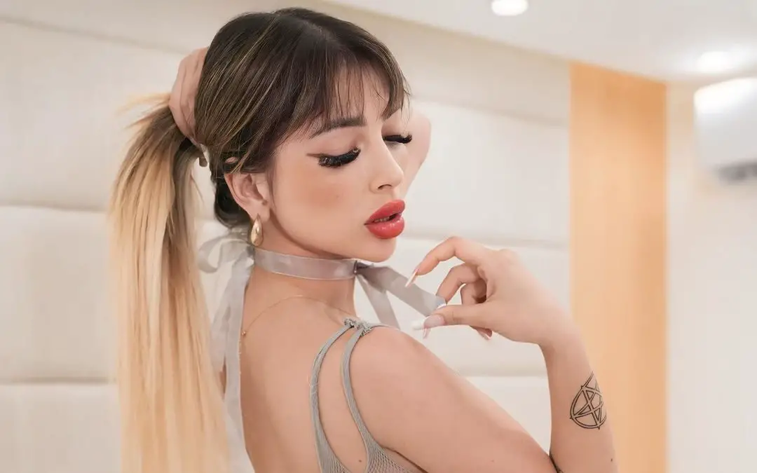 Gatita Veve con vestido transparente blanco - ColorMusic