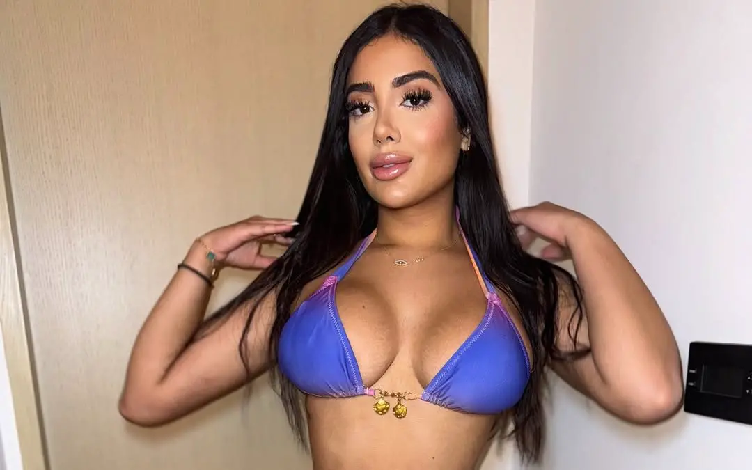 Mary Yousefi con bikini azul brillante - ColorMusic