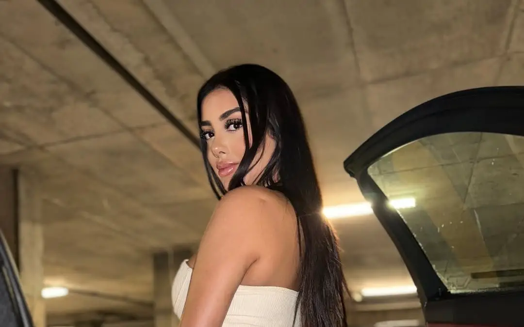 Mary Yousefi en conjunto blanco casual - ColorMusic