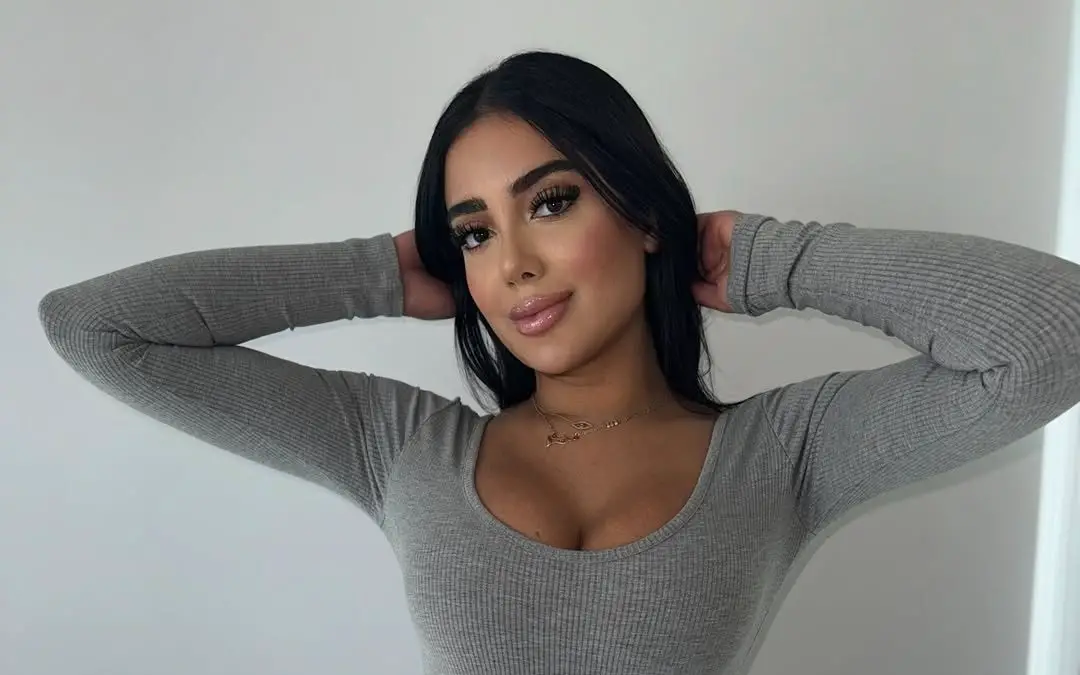 Mary Yousefi con vestido gris casual - ColorMusic