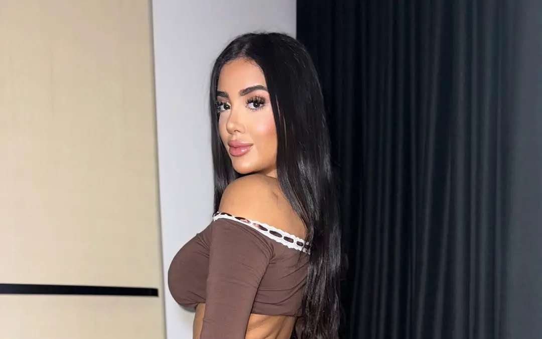 Mary Yousefi con vestido marrón ajustado - ColorMusic