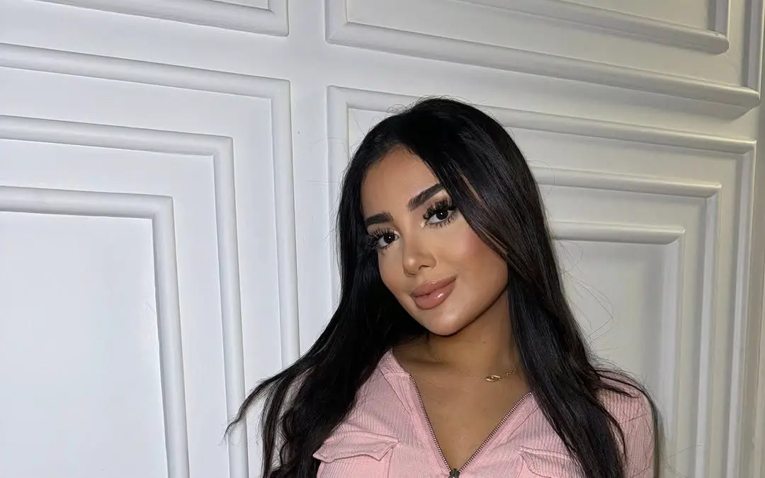 Mary Yousefi en conjunto deportivo rosa - ColorMusic