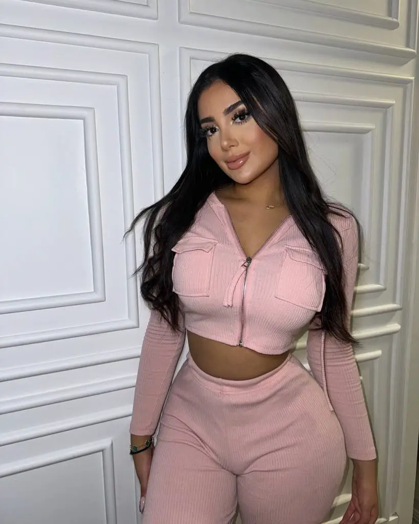 Mary Yousefi en conjunto deportivo rosa - ColorMusic