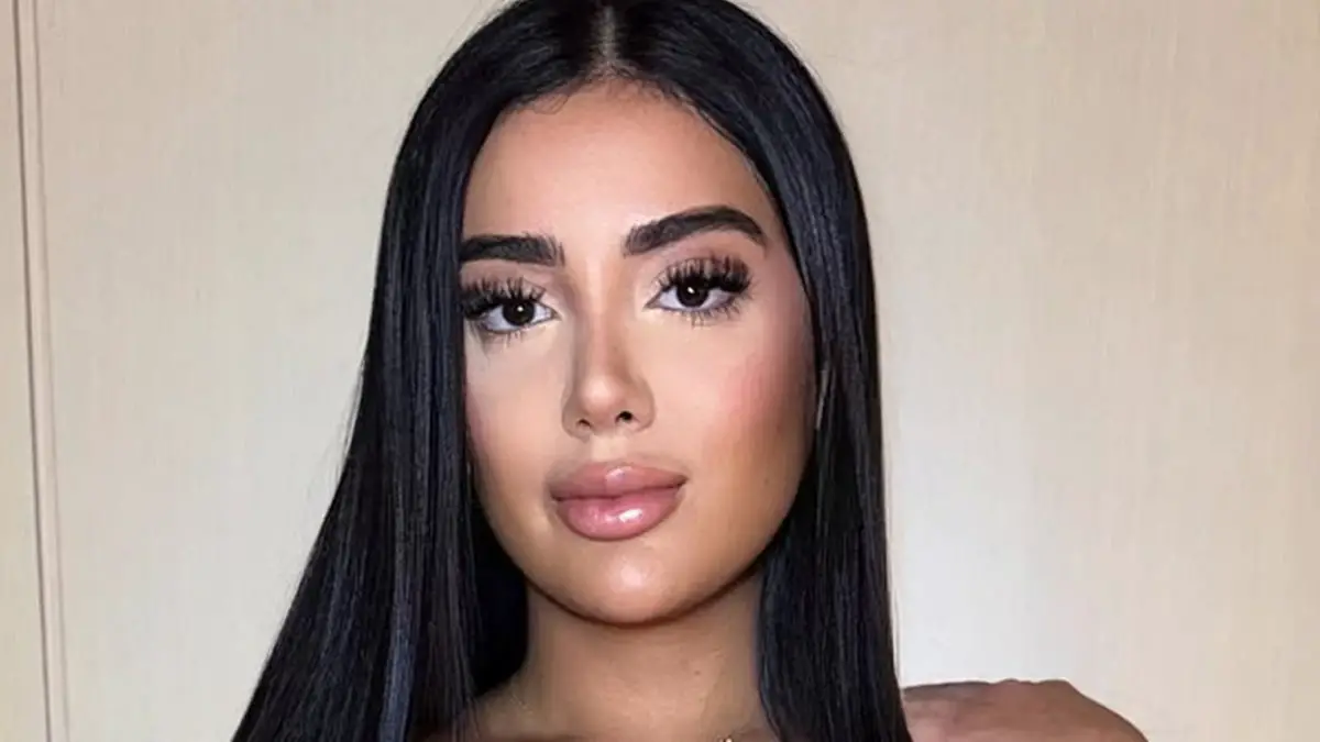 Mary Yousefi con top verde oliva elegante - ColorMusic