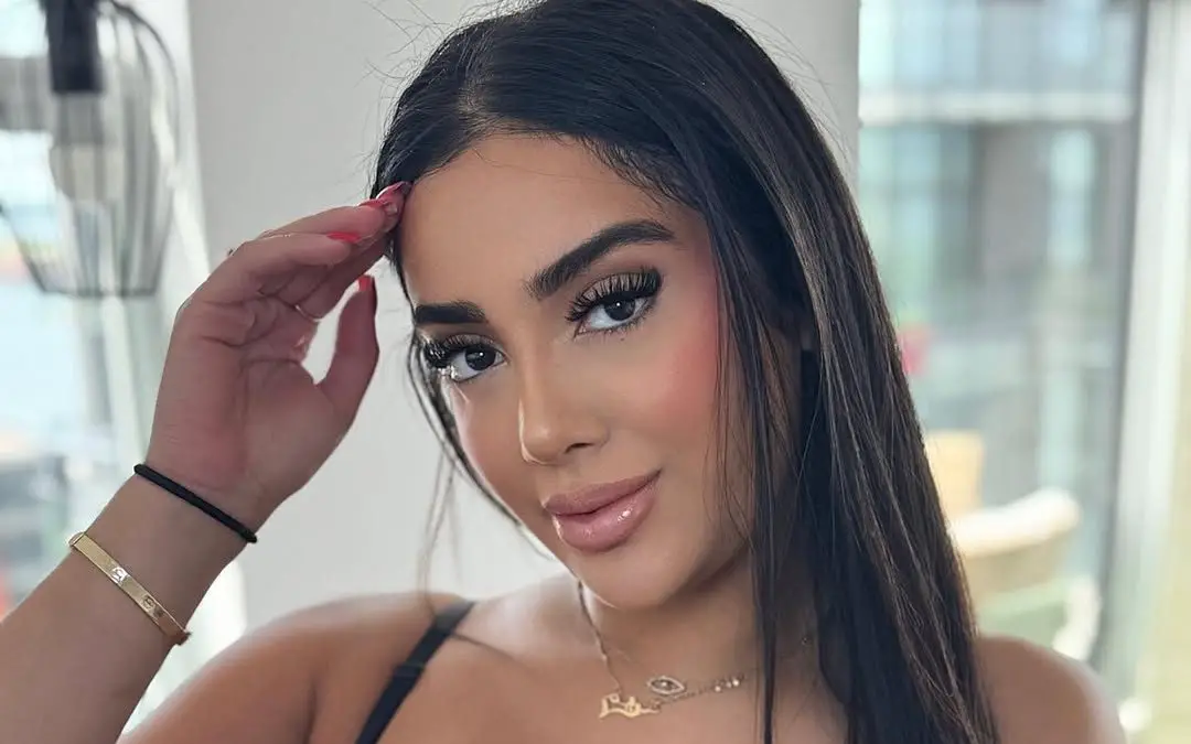 Mary Yousefi con lencería negra bordada - ColorMusic